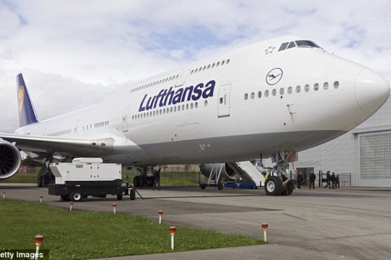 FOTO+VIDEO. Boeing a livrat către Lufthansa primul model 747-8 ...