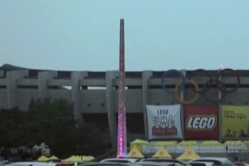 VIDEO. Cel mai înalt turn LEGO din lume, de 31,9 metri, construit în ...
