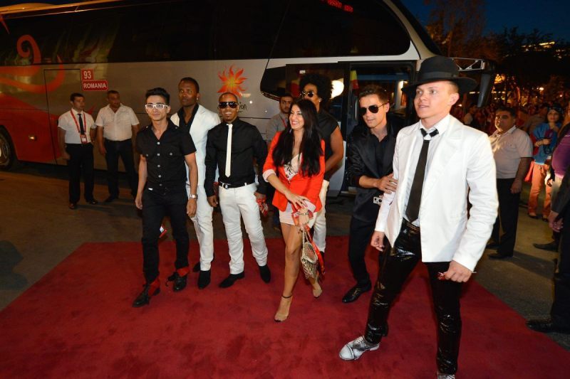 EUROVISION 2012. MANDINGA, pe covorul roșu la ceremonia de deschidere ...