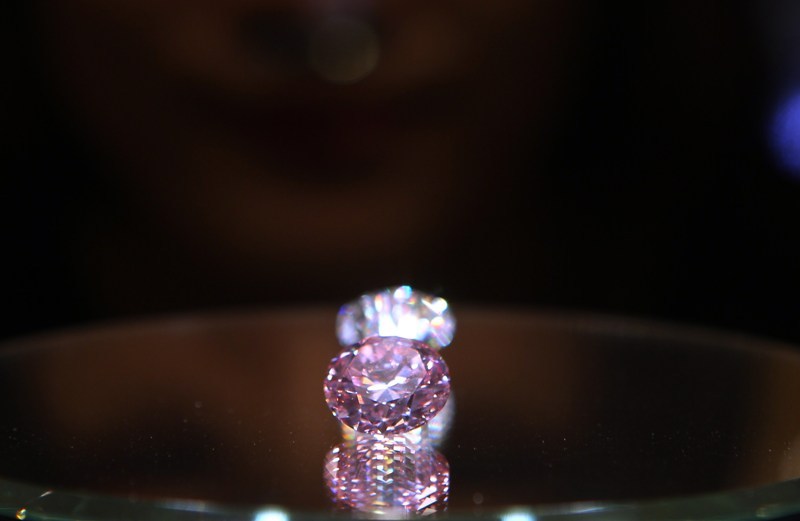 Martian Pink, cel mai mare diamant roz, vândut cu 17,4 milioane de dolari