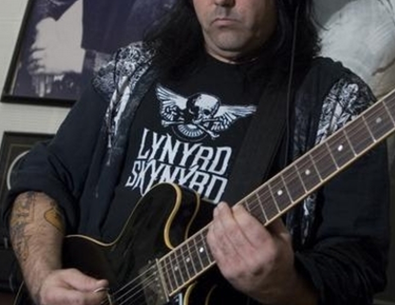 Un chitarist legendar a murit pe scenă, la doar 47 de ani