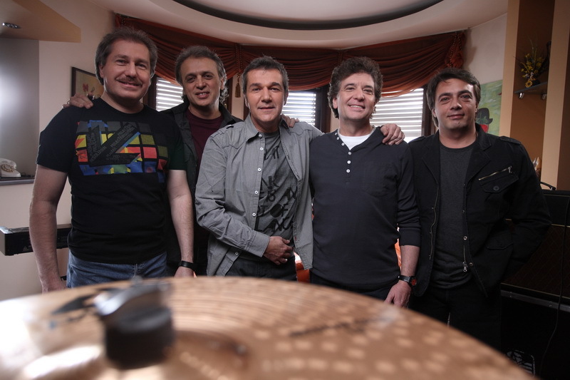 Holograf lansează un album de colecție