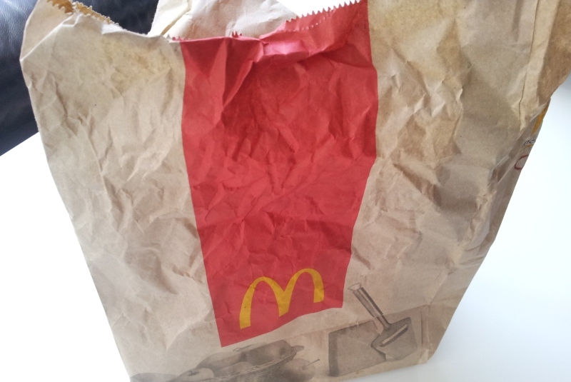 De ZIUA MUNCII McDonald's a lansat micul cu muștar. Cum arată McMic-ul ...