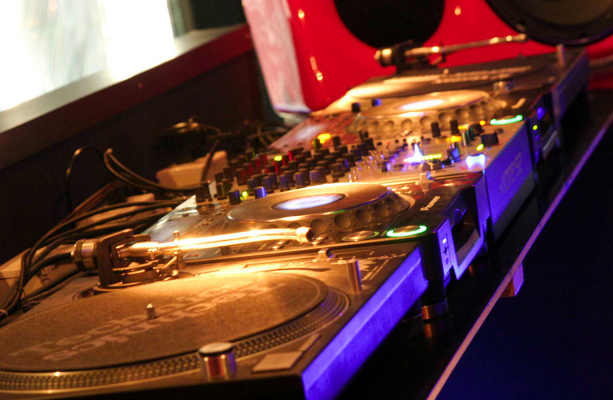 Unul dintre cei mai renumiți DJ-i din lume a murit