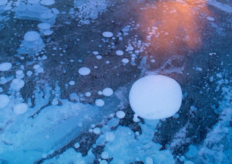 Ce a apărut într-un lac înghețat din Canada. GALERIE FOTO