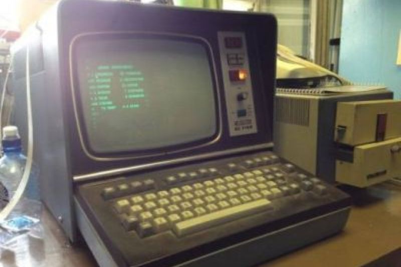 În era touch-screen-ului, calculatorul din imagine este folosit în ...