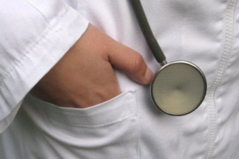 Femeie înșelată de un fals medic ce i-a promis că o programează la un ...