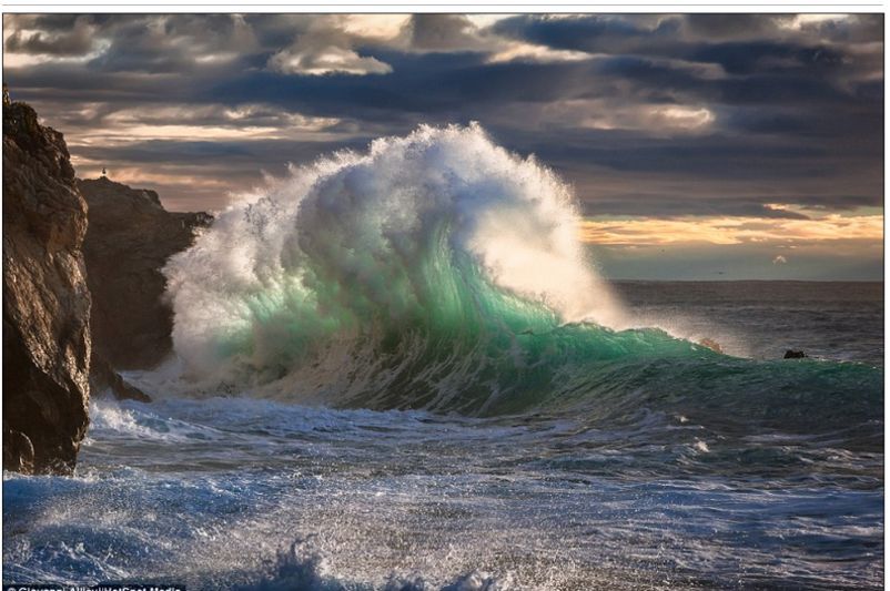 Imagini spectaculoase cu valuri, surprinse de un fotograf italian