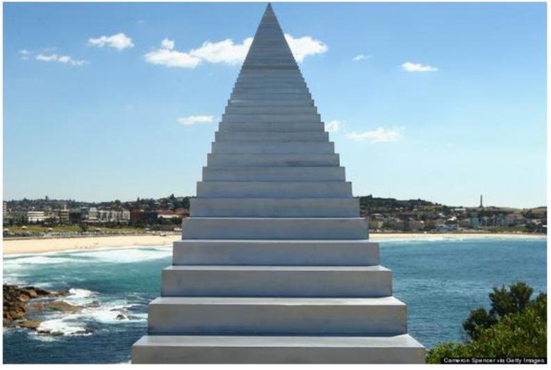 Una dintre cele mai inedite sculpturi: scara care urcă spre cer. FOTO