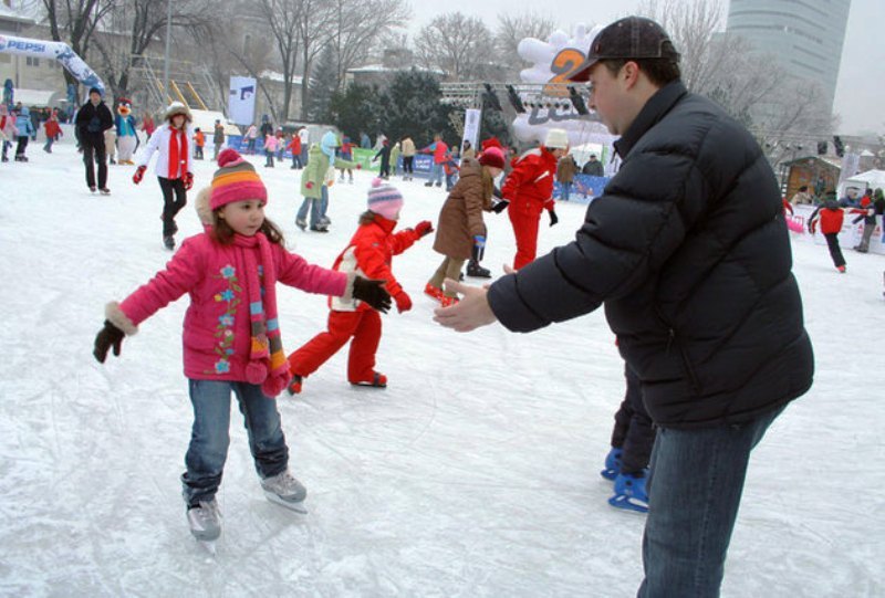 Premieră în București: patinoar pe acoperiș