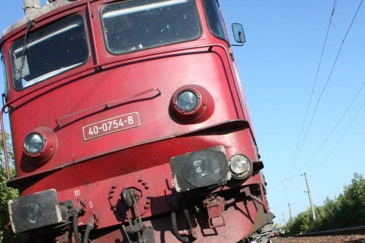 Un tren de persoane a spulberat un TIR