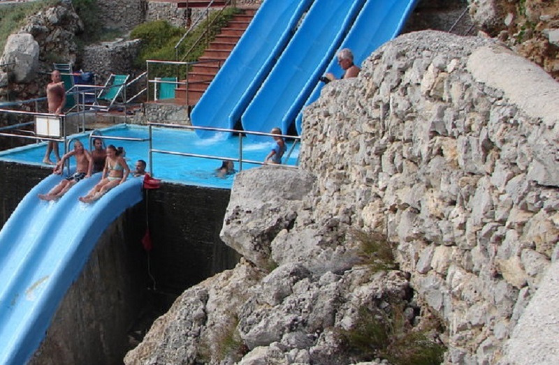 Unde „aterizează" turiștii care se dau pe acest tobogan cu apă?! Cele ...