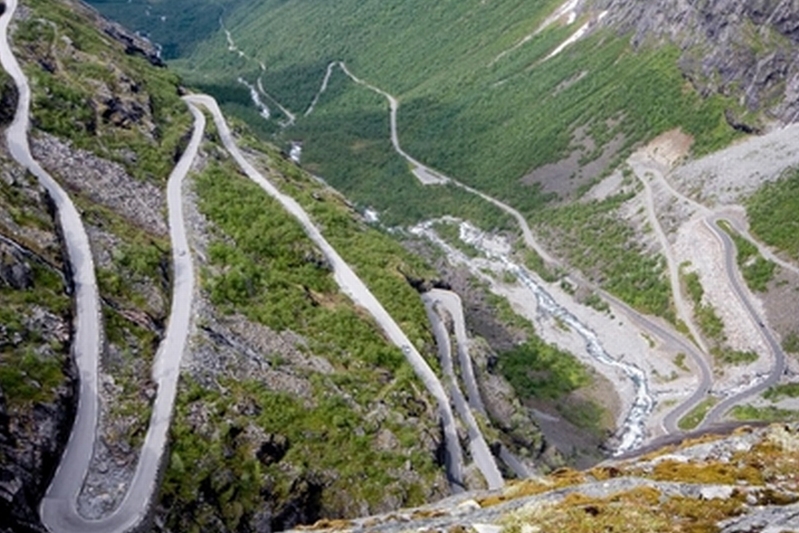 GALERIE FOTO. Cele mai spectaculoase 20 de drumuri din lume