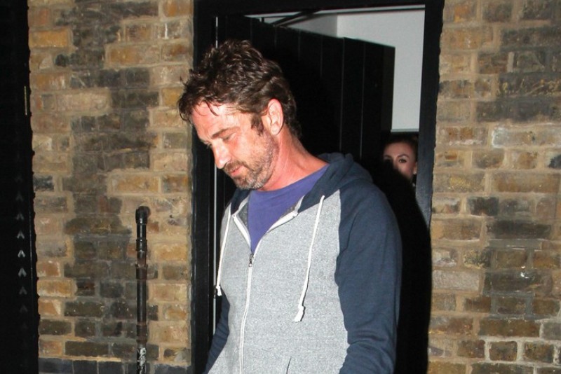 Gerald Butler a fost surprins într-o ipostază stânjenitoare. GALERIE FOTO