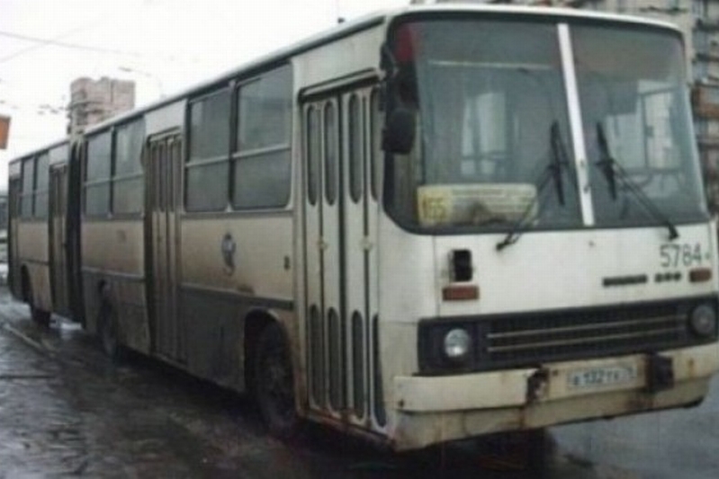 Cum a devenit autobuzul din imagine cel mai tare loc de petrecere din ...