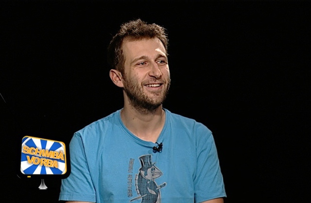 Trei artiști români de stand-up comedy își prezintă numerele în engleză ...