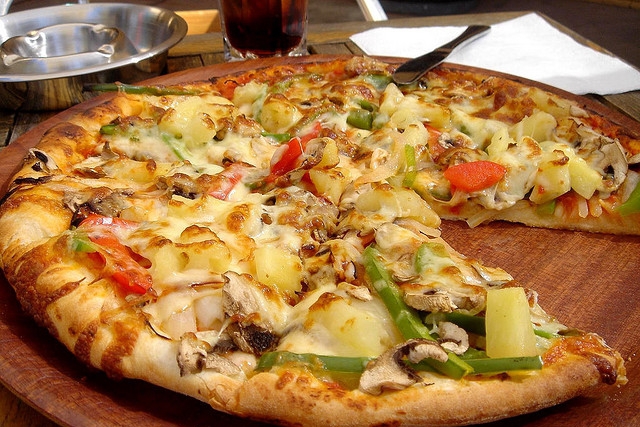 REȚETĂ PIZZA DE POST cu cașcaval vegetal, ciuperci, măsline și sos de roșii