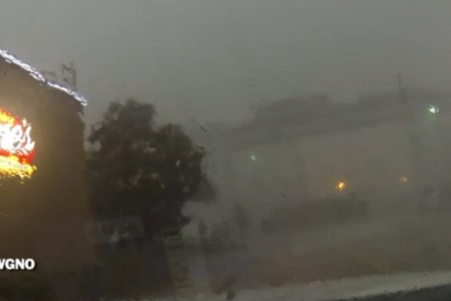 Imagini incredibile: un tren este doborât de vânt de pe un pod din SUA