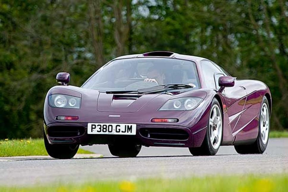 Rowan Atkinson și-a vândut mașina de curse de Formula 1 cu o sumă uriașă