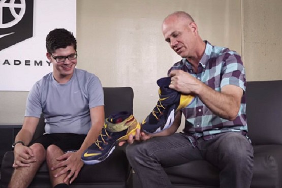 Un adolescent care nu putea să-și lege șireturile a trimis o scrisoare ...