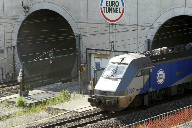 Tunelul de sub Canalul Mânecii închis pentru imigranți. Cum sunt ...