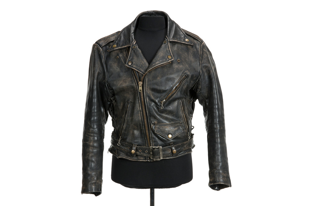 Una dintre cele mai celebre jachete de piele, vândută la licitație cu o ...