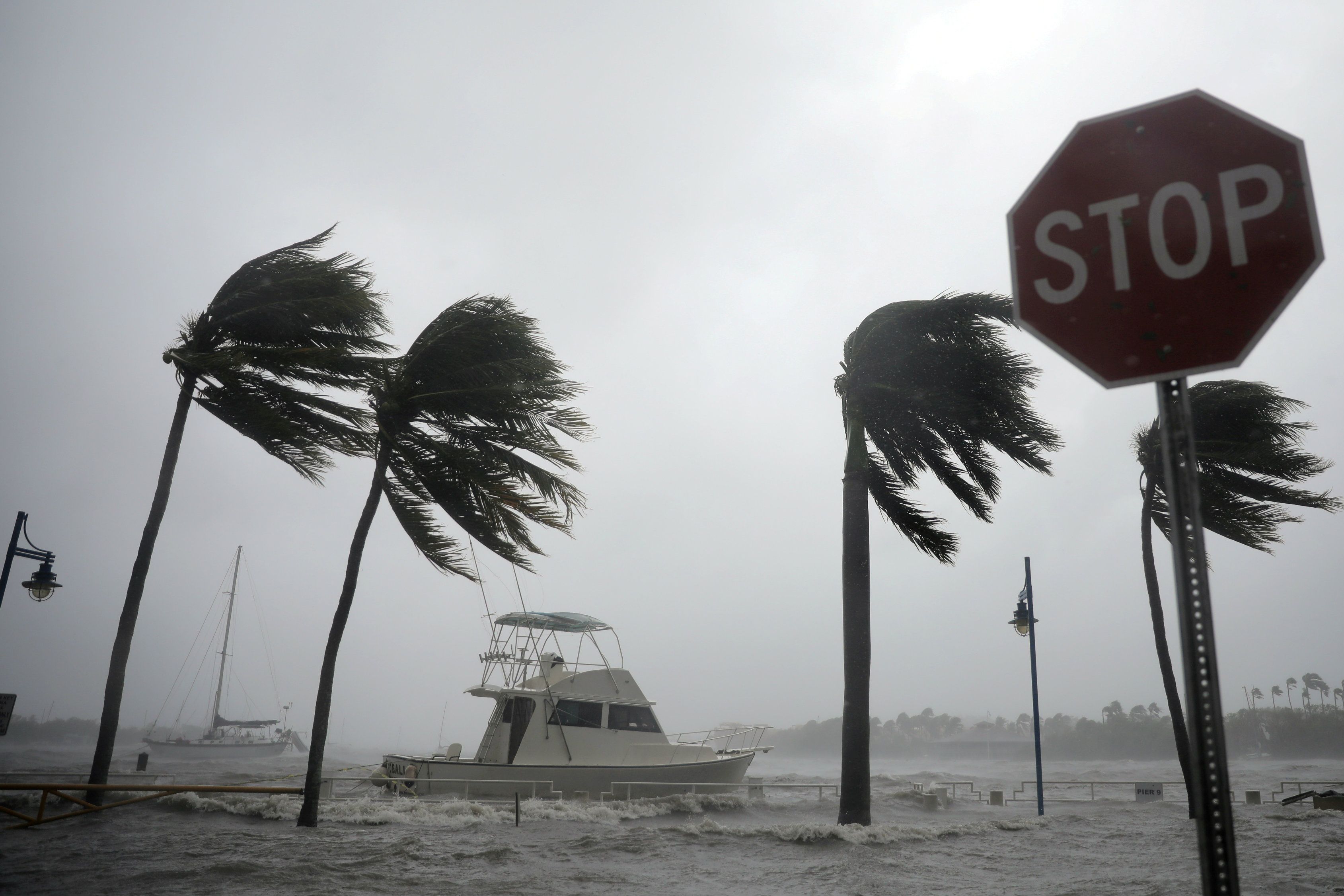Uraganul NATE lovește SUA. Evacuări în New Orleans, devastat de Katrina acum 12 ani