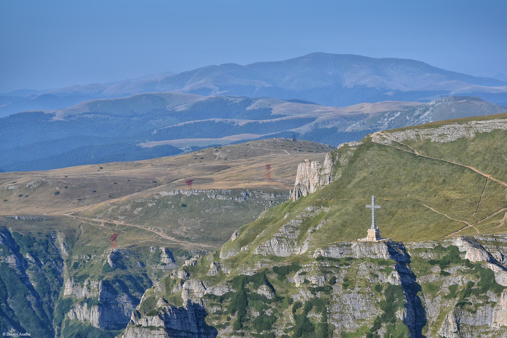 Un turist american care a sărit cu parapanta în Munții Bucegi, găsit ...