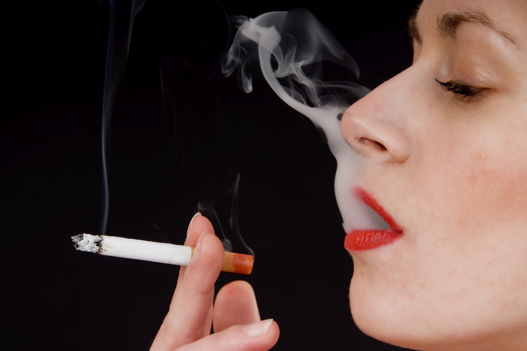 Care sunt efectele dăunătoare ale FUMATULUI asupra PIELII