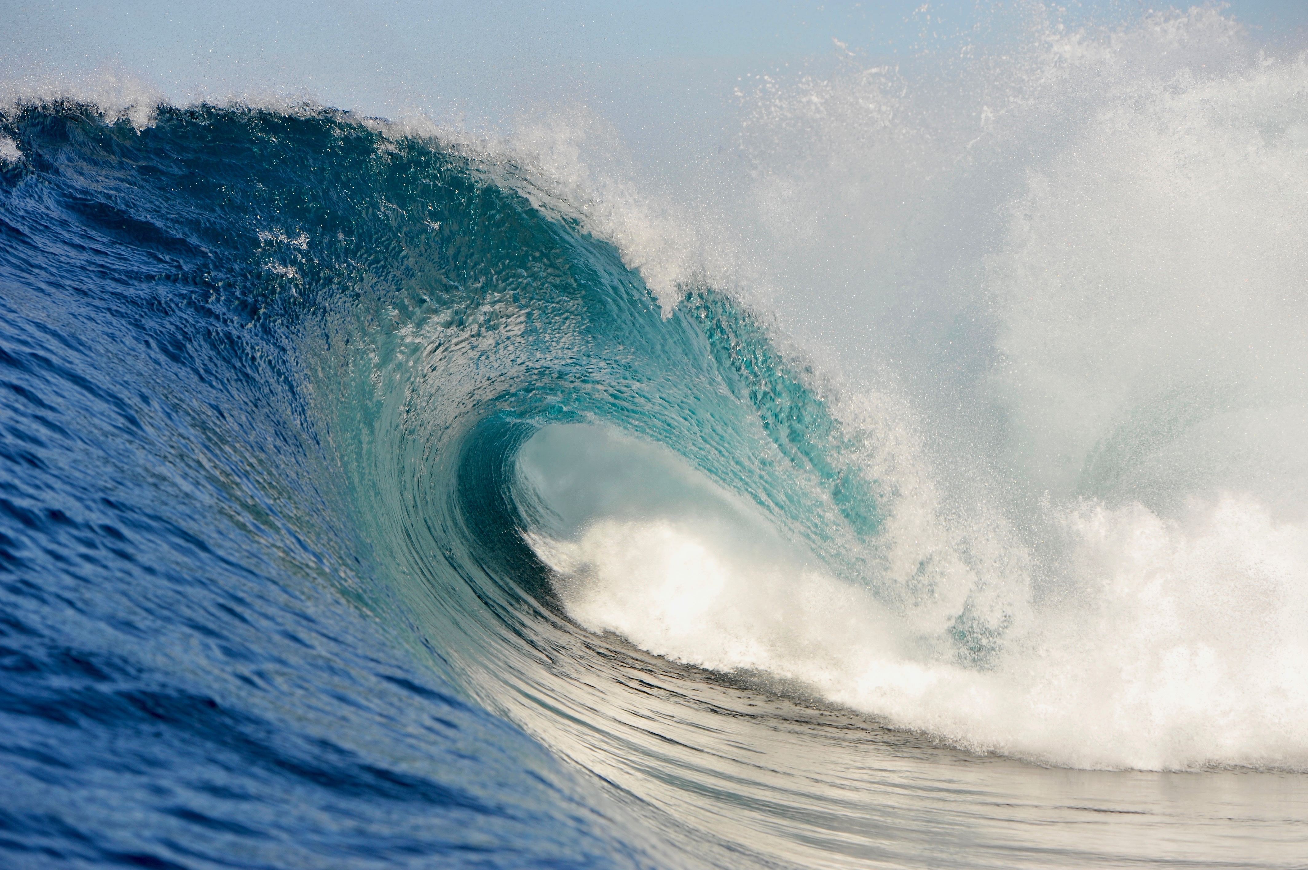 Valuri de 10 METRI mătură balcoanele unui hotel din TENERIFE