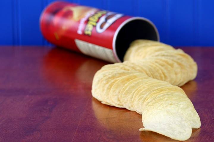 O femeie a deschis o cutie cu CHIPSURI înainte să plătească și a fost ...