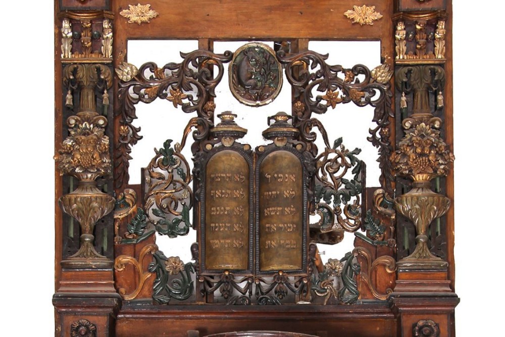 Chivotul Sfânt de la sinagoga din Siret a fost FURAT, ÎNLOCUIT cu un ...