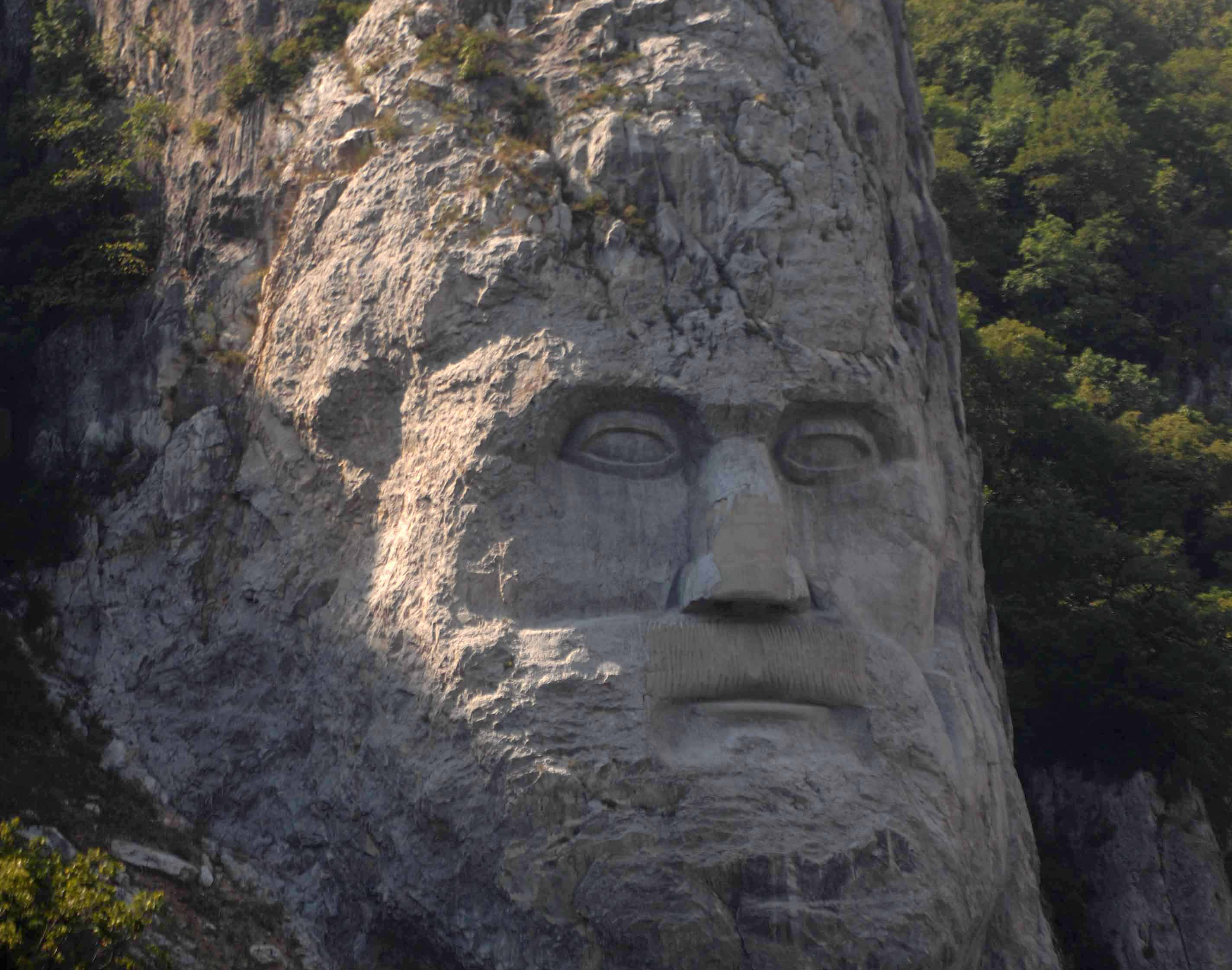 Chipul lui Decebal, cea mai înaltă sculptură în munte din Europa ...
