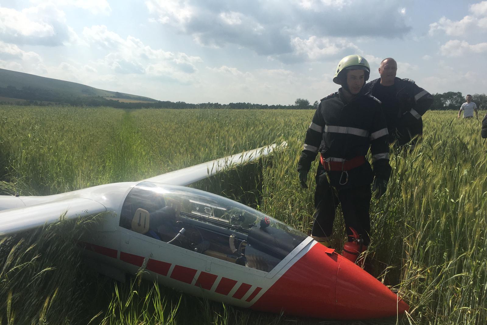 Un planor a aterizat de urgență pe un câmp din Covasna - FOTO