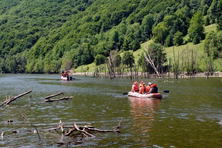 La un pas de tragedie: Opt persoane care curățau lacul unui baraj au ...