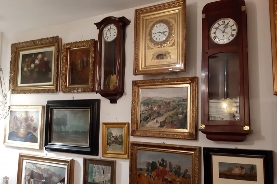 Colecție impresionantă de obiecte vechi în locuința unui bărbat din ...