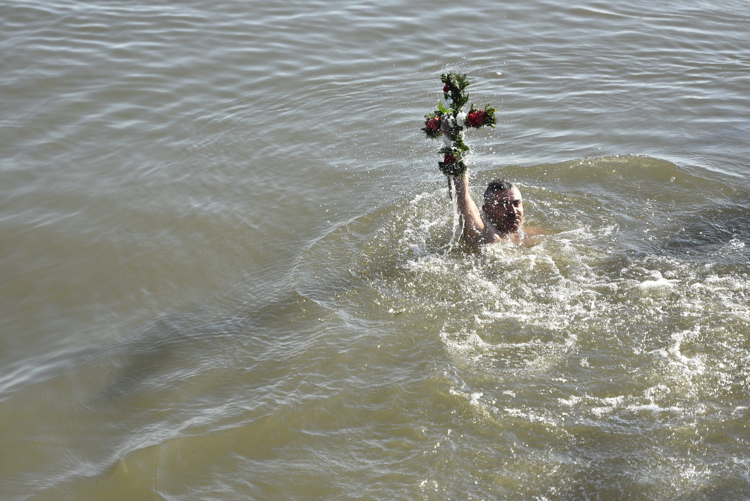 Boboteaza, pe 6 ianuarie. Ziua când sunt sfințite apele, iar fetele își ...