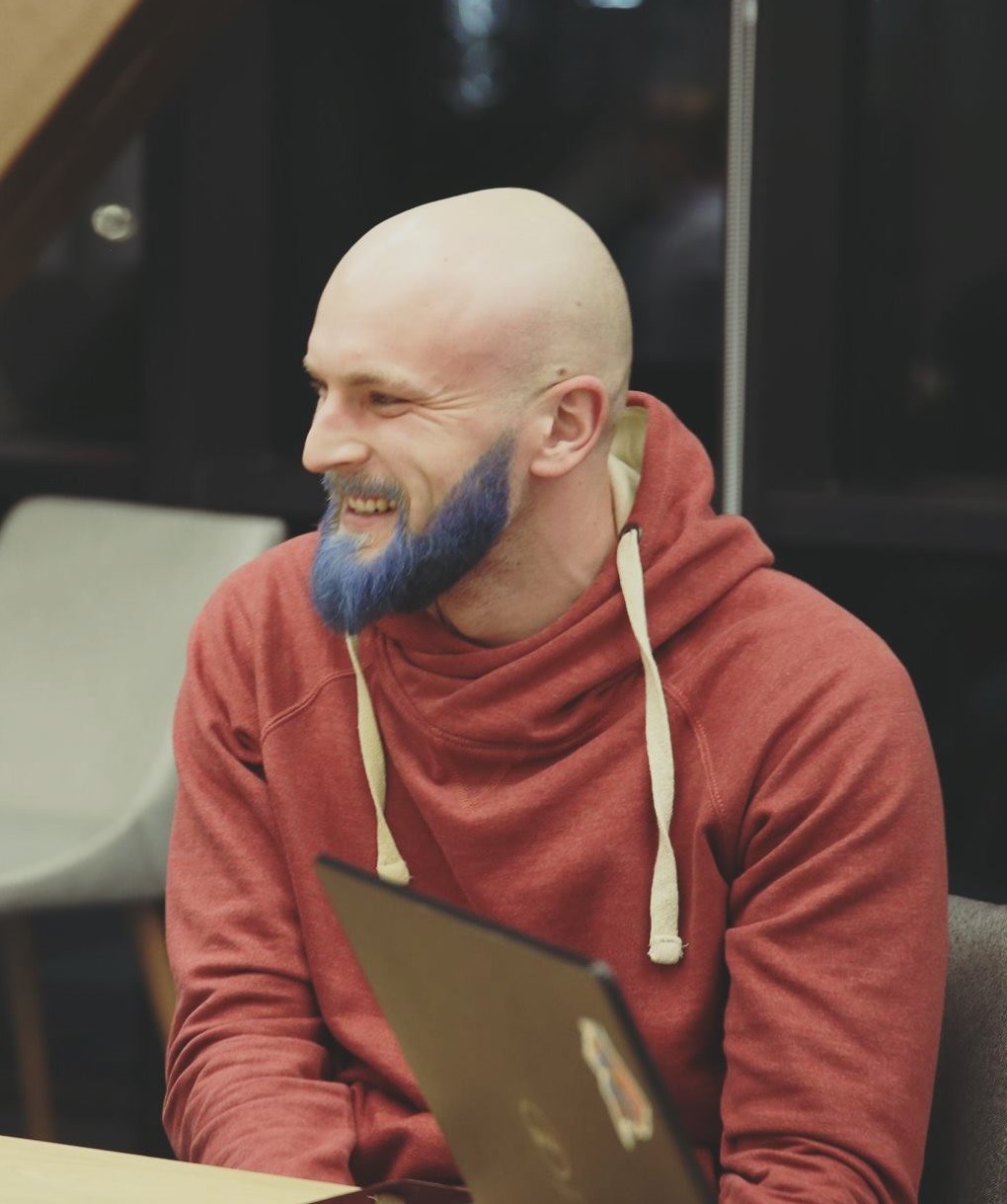 Și-a vopsit barba albastră deși e profesor de matematică! Gestul ...