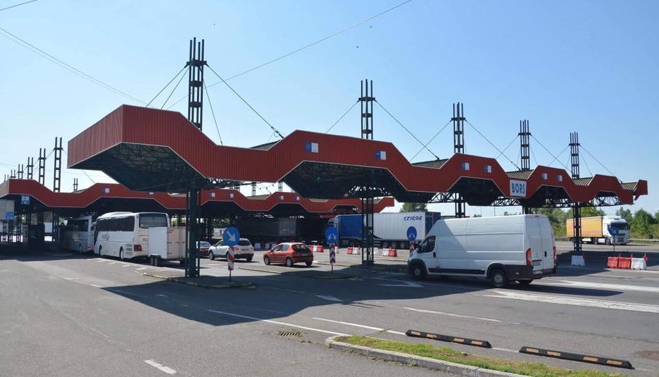 Un autocar cu elevi români care se întorc din Italia, așteptat la Vama ...