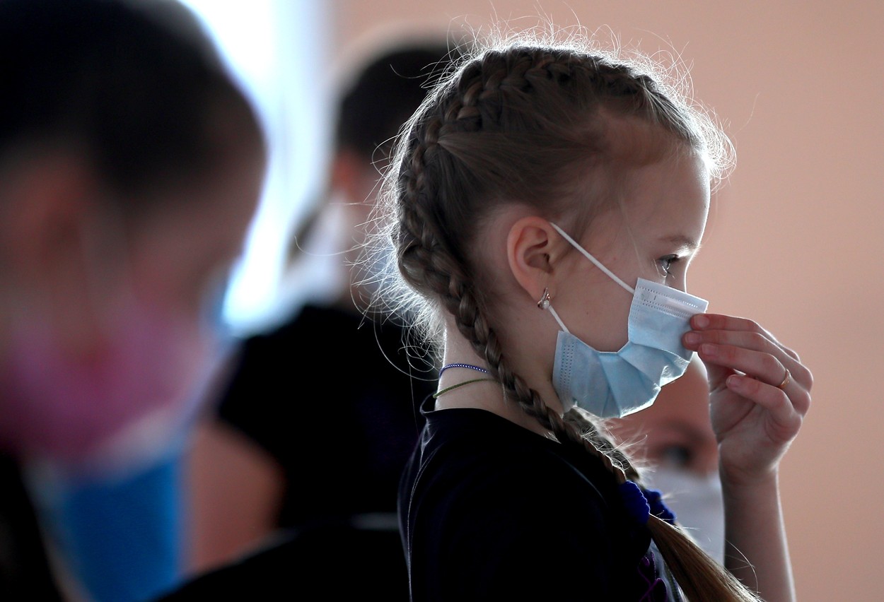 COVID-19: Cum a ajuns Emma, o fetiță de 12 ani, să fie diagnosticată cu ...
