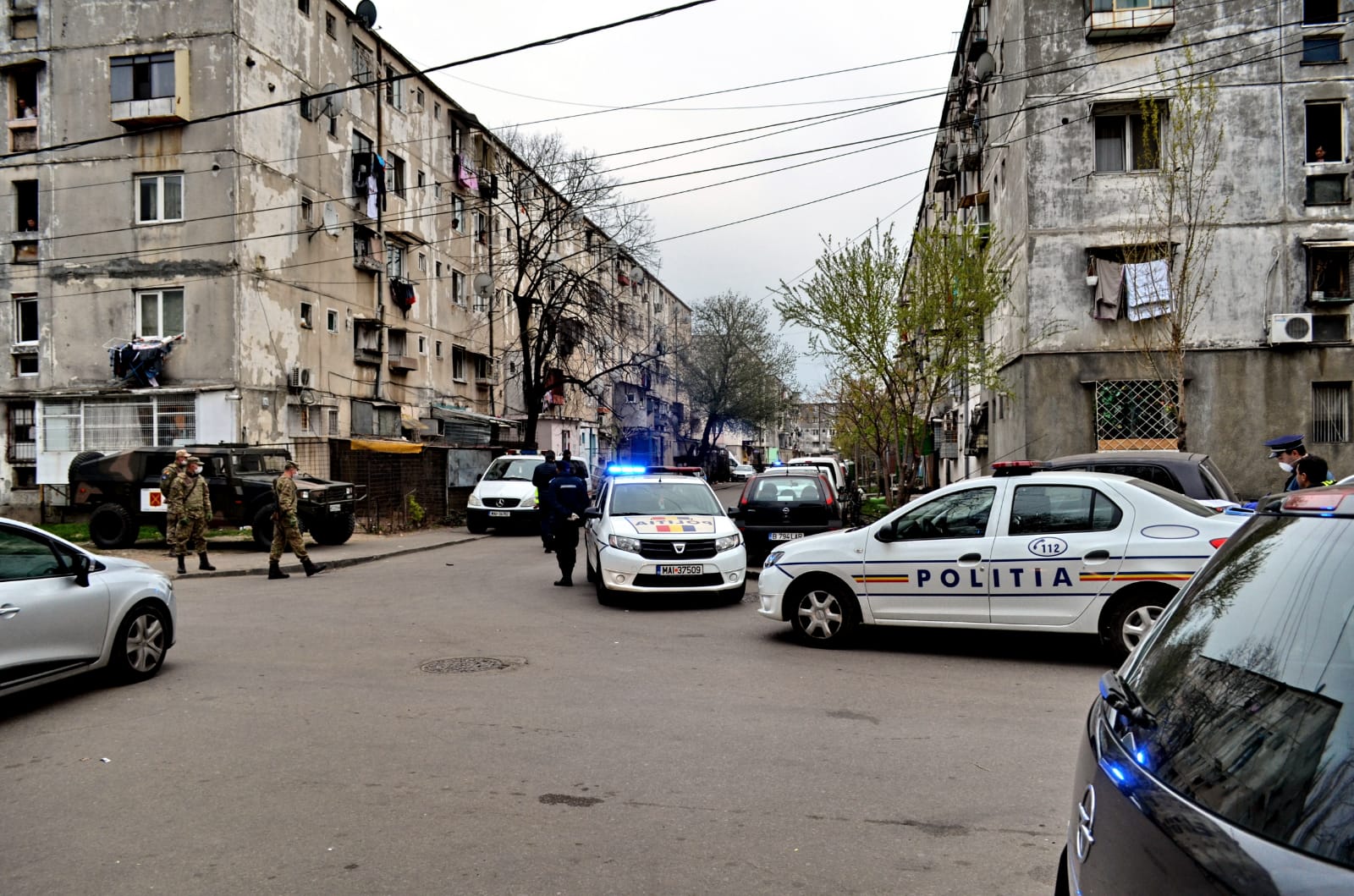 PERICOL. S-a intrat cu Armata în cel mai periculos ghetou din București ...
