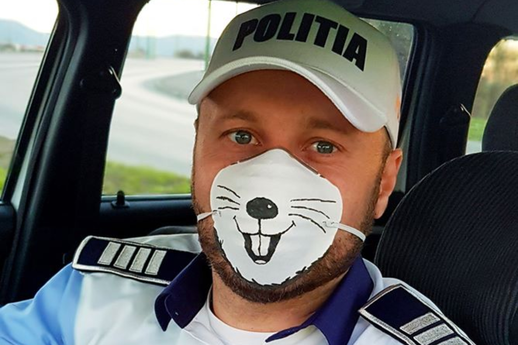PAȘTE. Un polițist rutier din Brașov, mesaj pe Facebook, purtând o ...