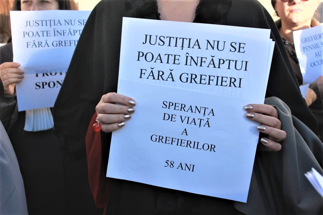 Grefierii de la Tribunalul Prahova protestează chiar în ziua în care se ...