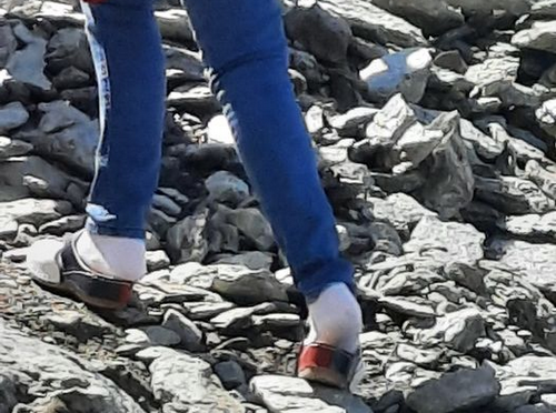 O femeie a fost surprinsă pe munte în papuci și șosete