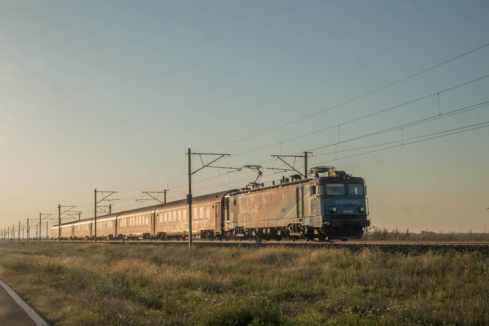 Un tren plin cu copii, care se întorceau de la mare, a stat în câmp 9 ore