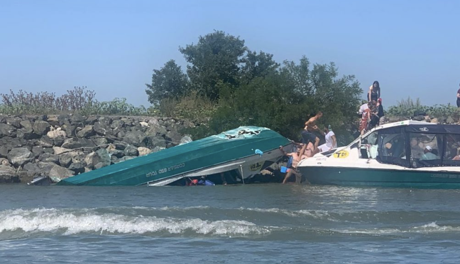 Accident naval în județul Tulcea. O barcă plină cu pasageri s-a ...