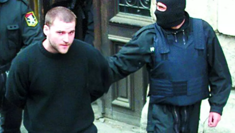 Ucigașul grec Kostas Passaris și-a meșterit un cuțit în pușcărie