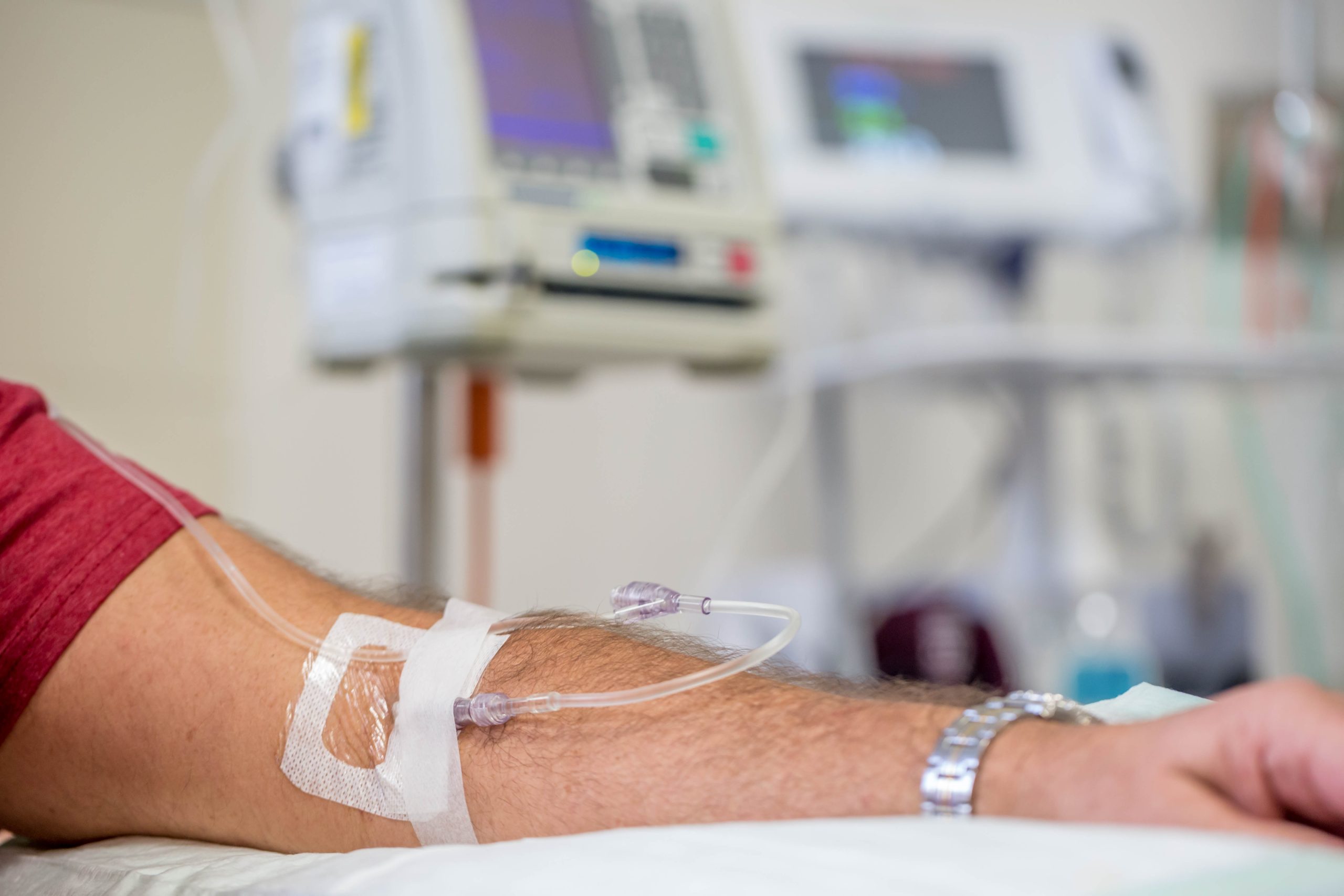 S-a prezentat la spital cu o rană pe care a tratat-o singur, dar a fost ...