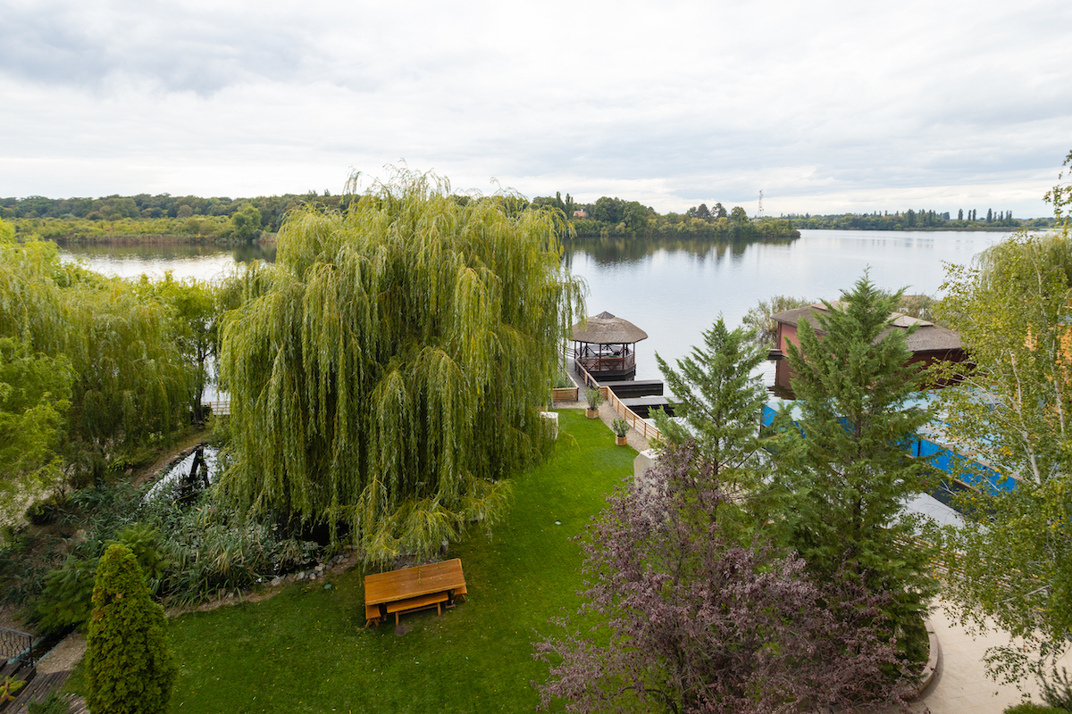 FOTO | Domeniu de pe malul Lacului Snagov, scos la vânzare. Cu cât se ...
