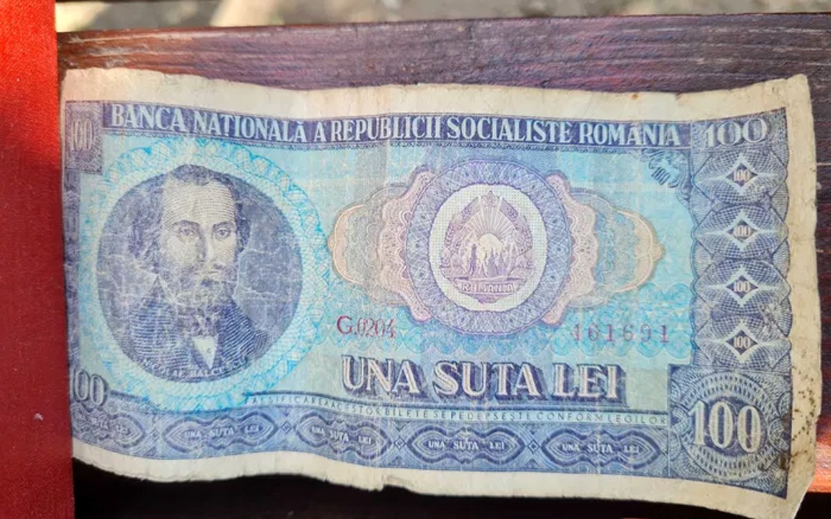 Cu cât se vinde acum bancnotă de 100 de lei de pe vremea lui Ceaușescu